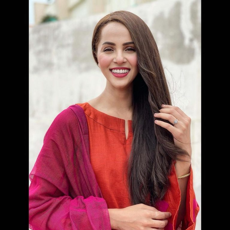 Nimra Khan's Take On Classic Bollywood Song | Reviewit.pk