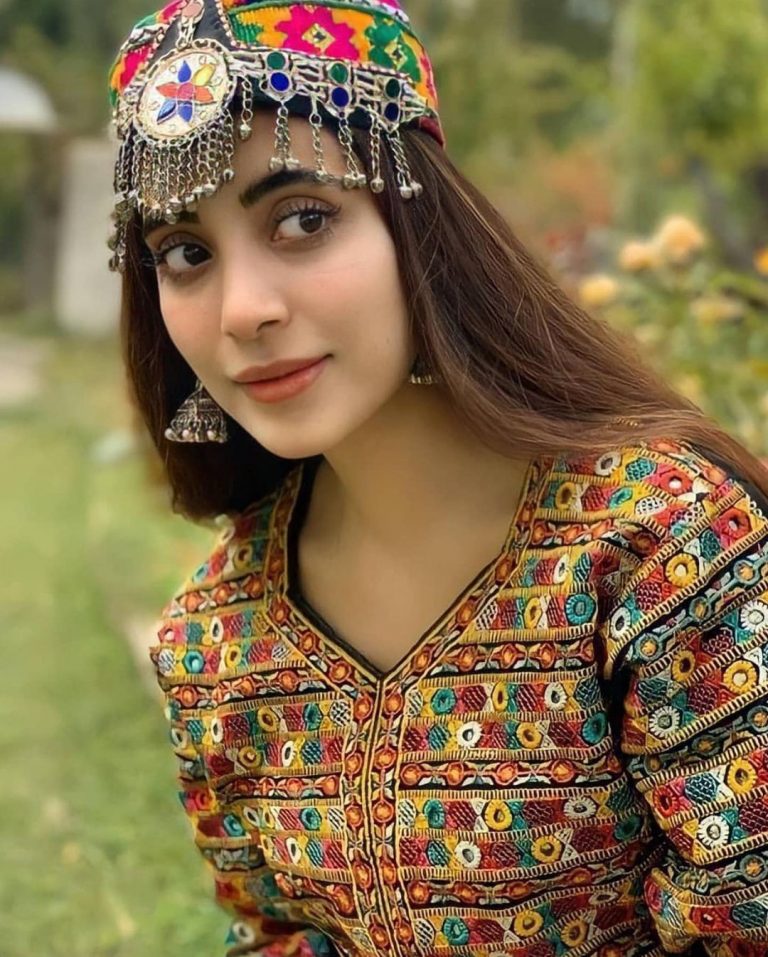 Pakistani Actresses Wearing Traditional Statement Jewelry | Reviewit.pk