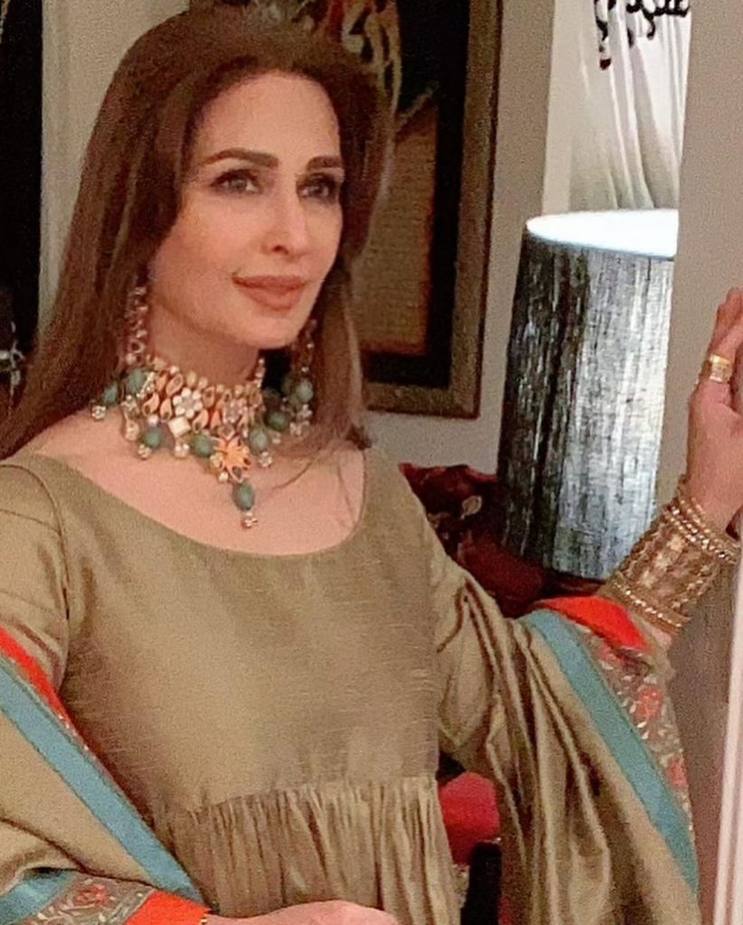 Alluring Pictures Of Reema Khan With Her Husband From A Recent Wedding ...