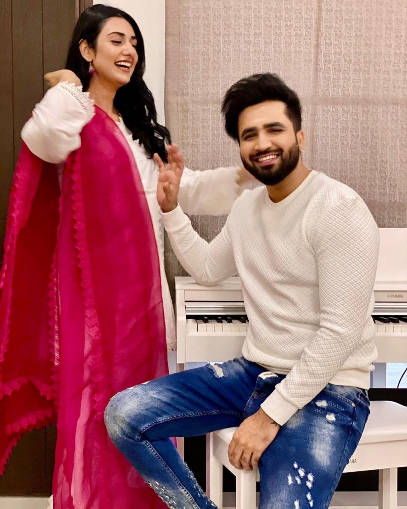 Sarah And Falak Treat Fans With Pretty Pictures | Reviewit.pk