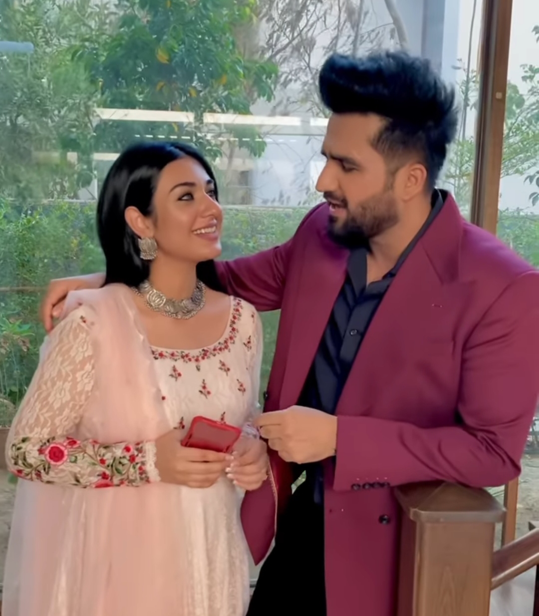 Sarah And Falak Treat Fans With Pretty Pictures | Reviewit.pk
