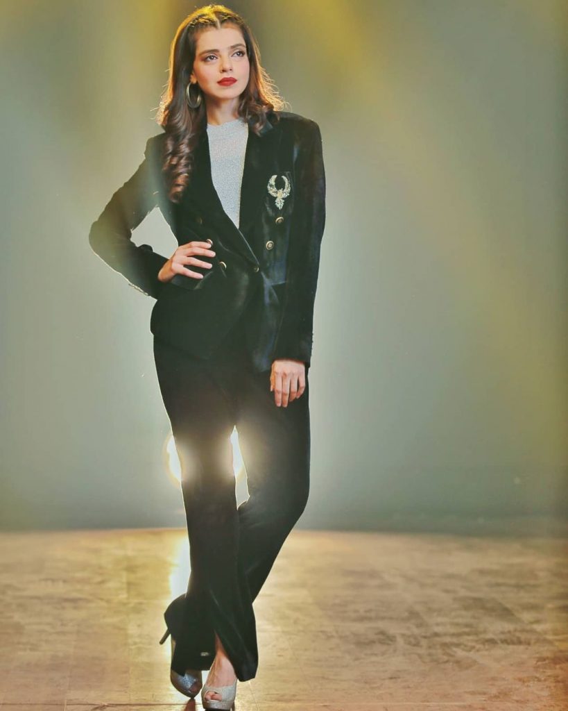 Srha Asgr's Remarks On Item Number | Reviewit.pk