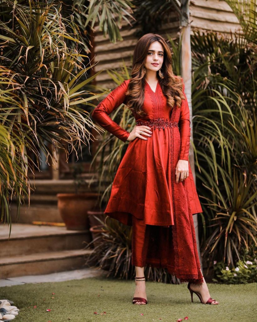 Latest Enchanting Pictures Of Sumbul Iqbal Khan | Reviewit.pk
