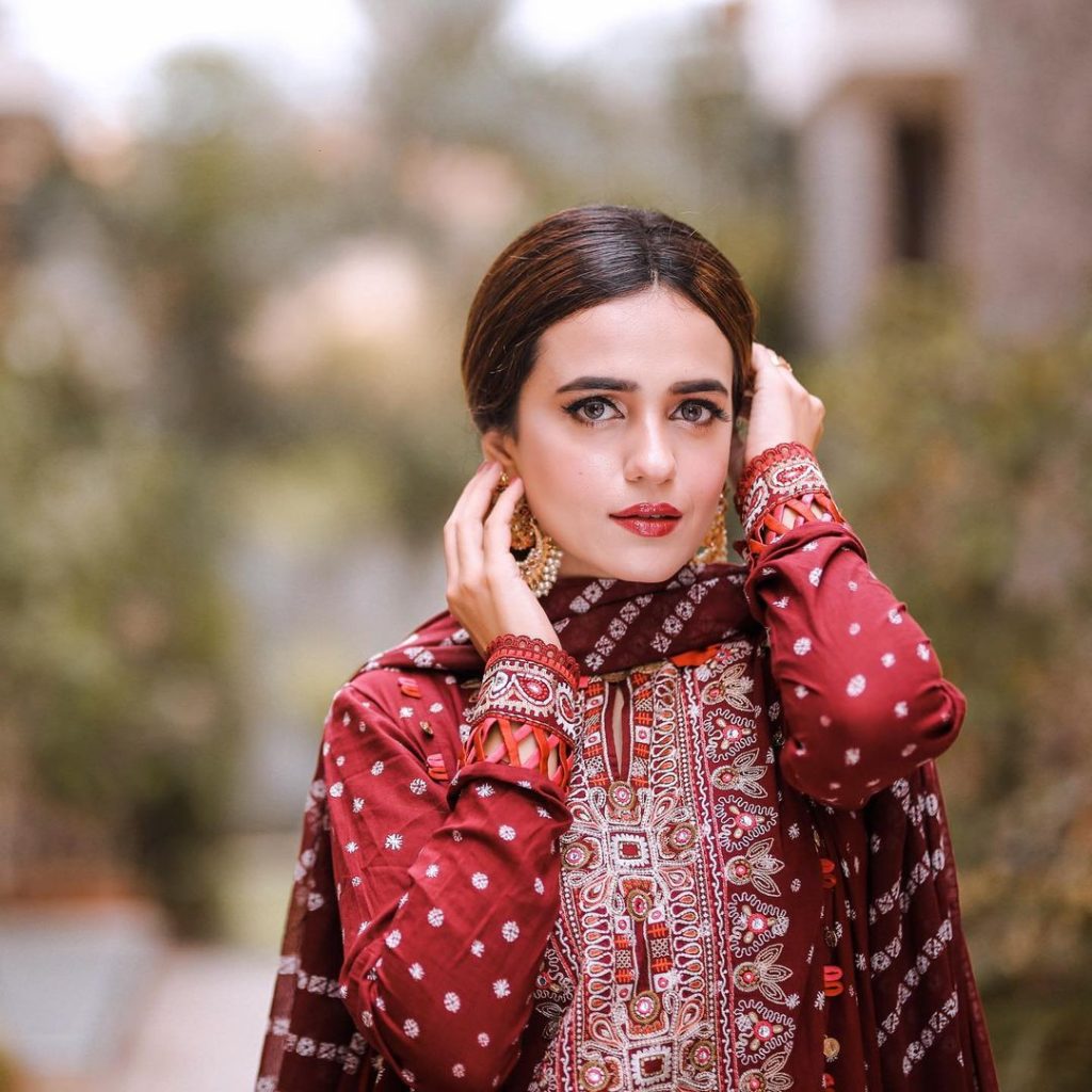 Latest Enchanting Pictures Of Sumbul Iqbal Khan | Reviewit.pk