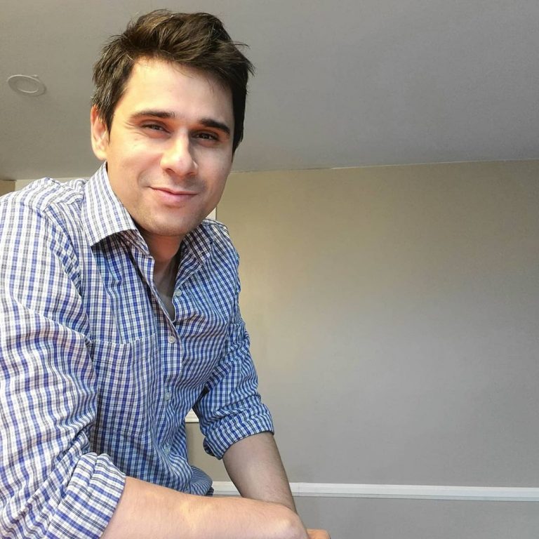 Host Tabish Hashmi Opens Up About His Personal Life | Reviewit.pk