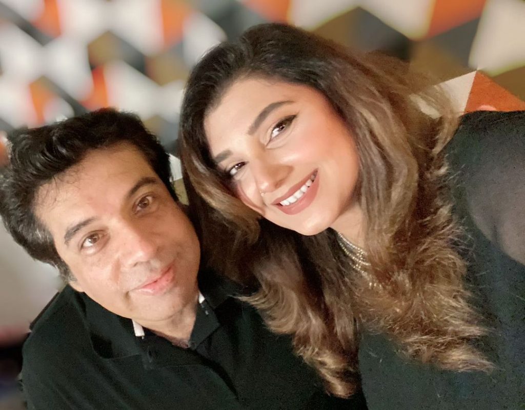 Javeria And Saud Pictures With Friends From A Birthday Party | Reviewit.pk