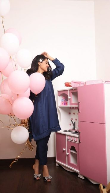 Sanam Jungs Adorable Photoshoot With Daughter Alaya Reviewit Pk