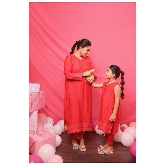 Sanam Jung Drops Jaws In Her Latest Shoot With Daughter Alaya Reviewit Pk