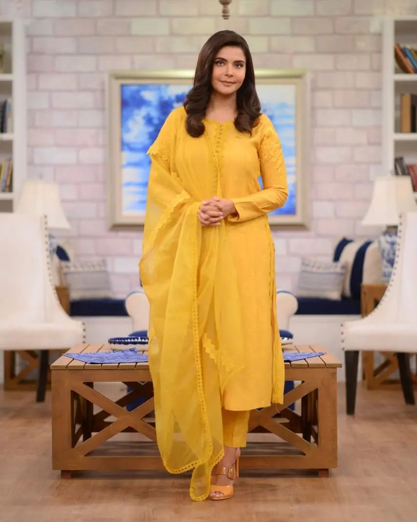 Hilarious Nida Yasir Memes Go Viral On Social Media | Reviewit.pk