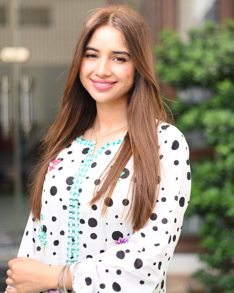 Latest Alluring Pictures Of Sabeena Farooq | Reviewit.pk