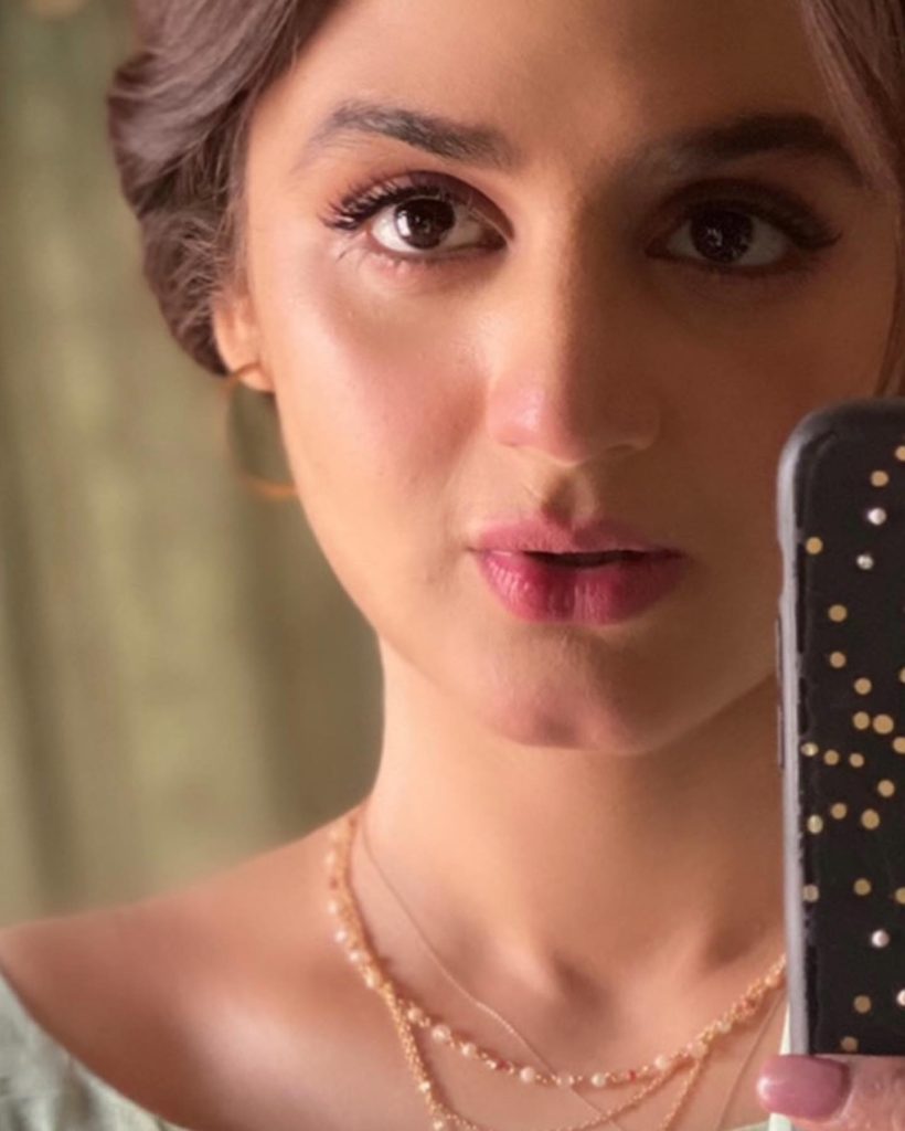 Hira Mani Looks Alluring In Latest Clicks | Reviewit.pk