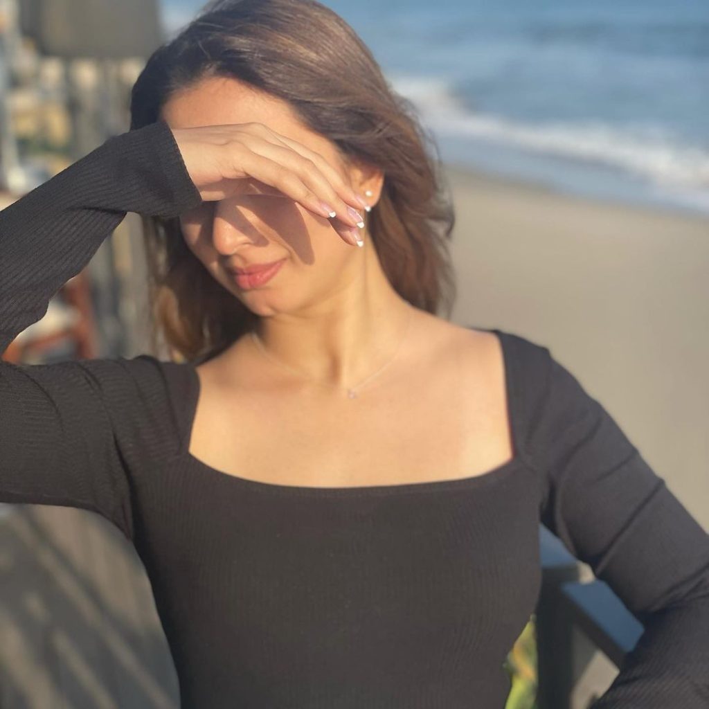 Alluring Latest Clicks Of Komal Aziz Khan From USA | Reviewit.pk