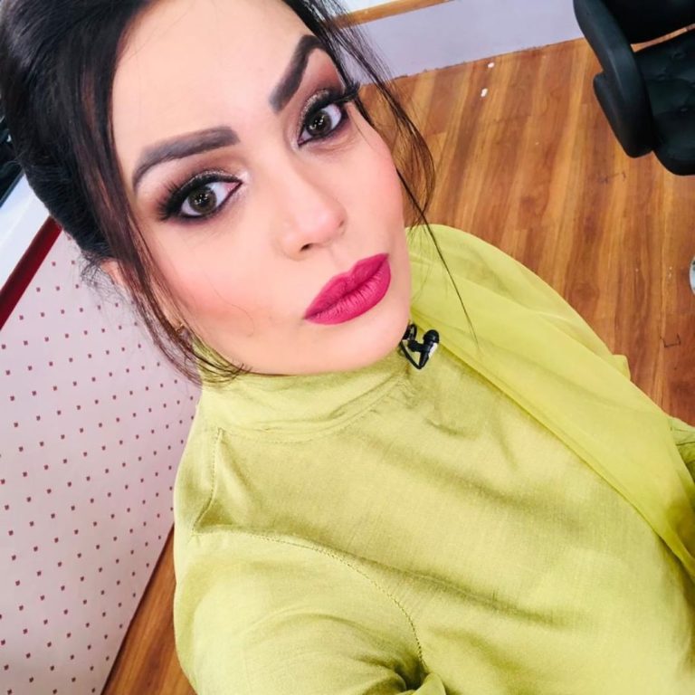 Sadia Imam Celebrates Her Birthday With Family | Reviewit.pk