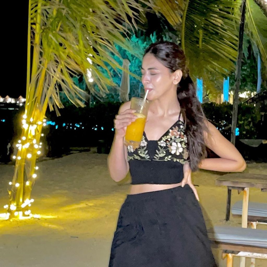 Anmol Baloch Makes A Style Statement In Her Recent Pictures | Reviewit.pk