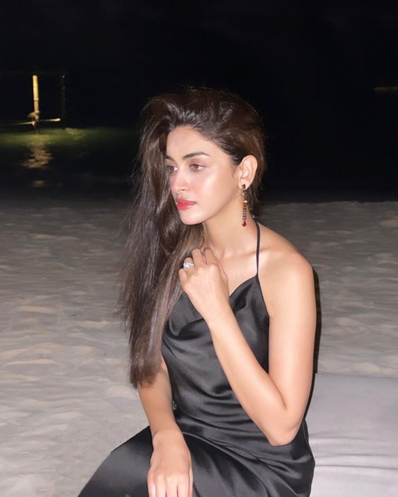 Anmol Baloch Makes A Style Statement In Her Recent Pictures | Reviewit.pk