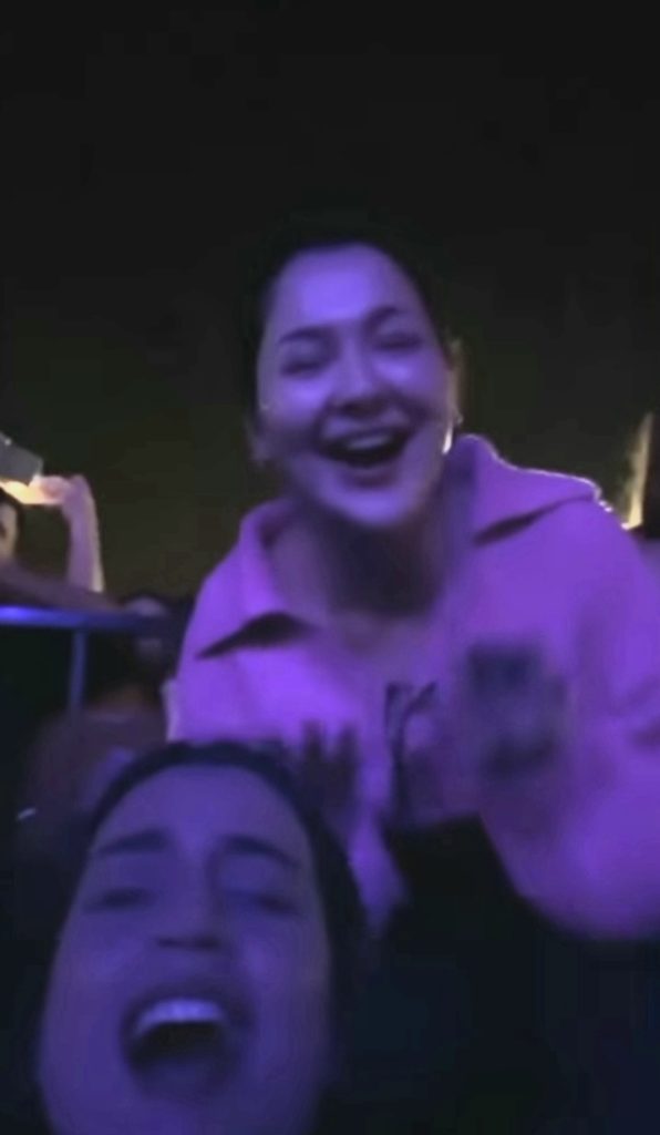 Hania Aamir And Dananeer Mubeen Spotted At Aashir Wajahat's Concert In ...