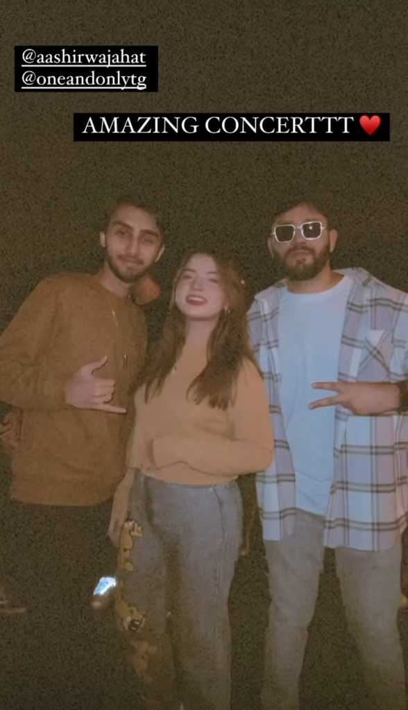 Hania Aamir And Dananeer Mubeen Spotted At Aashir Wajahat's Concert In ...