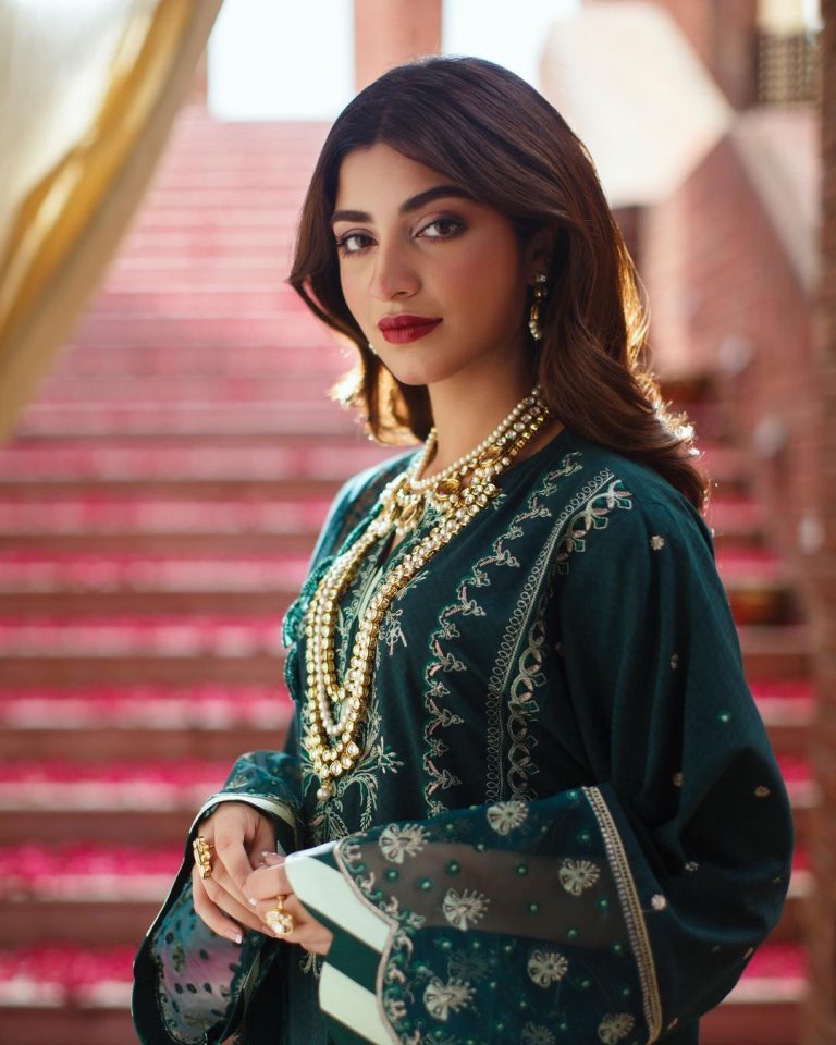 Kinza Hashmi Enjoys Nature In Skardu - Bewitching Pictures | Reviewit.pk