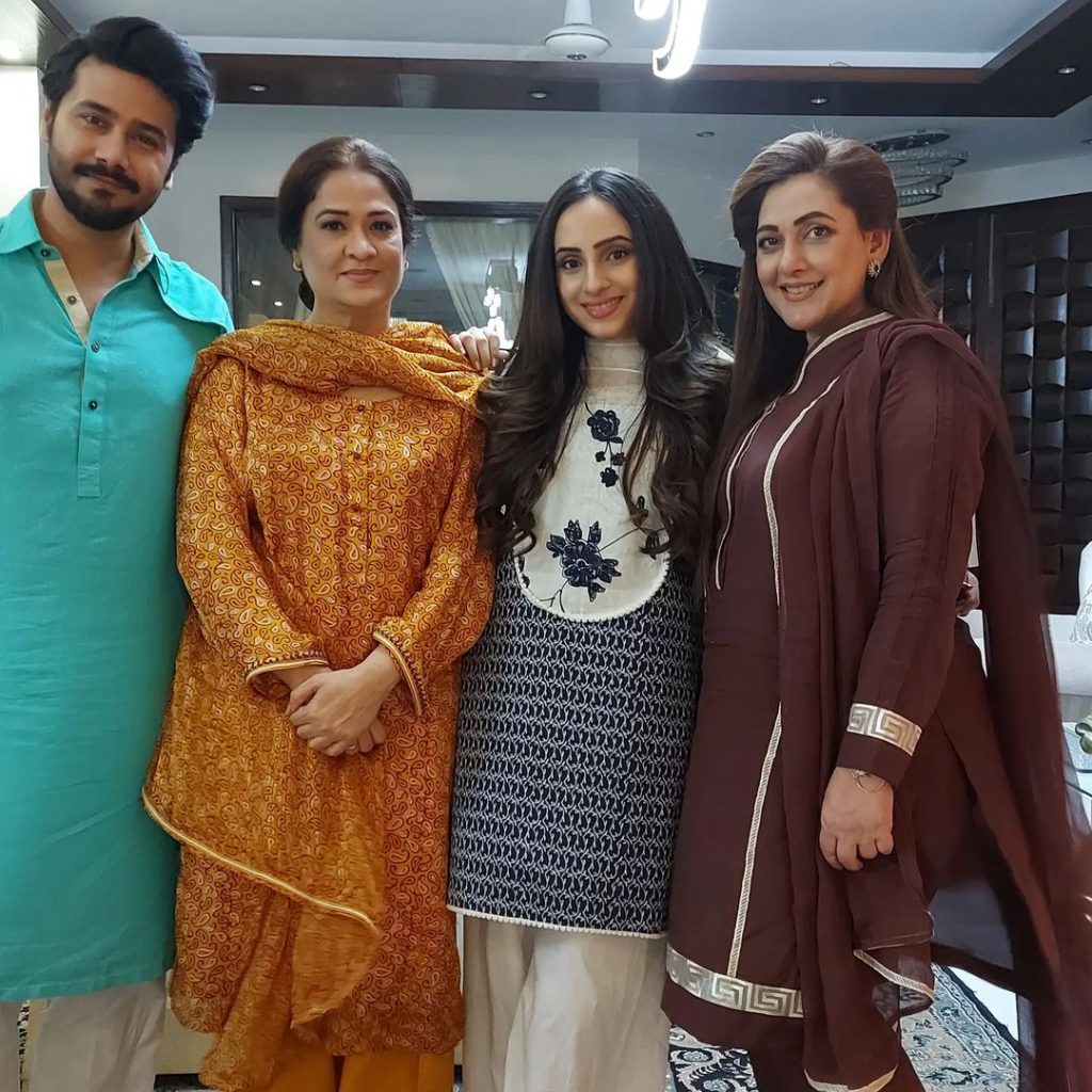 Drama Serial Mere Apne Comes To An End - BTS Pictures | Reviewit.pk