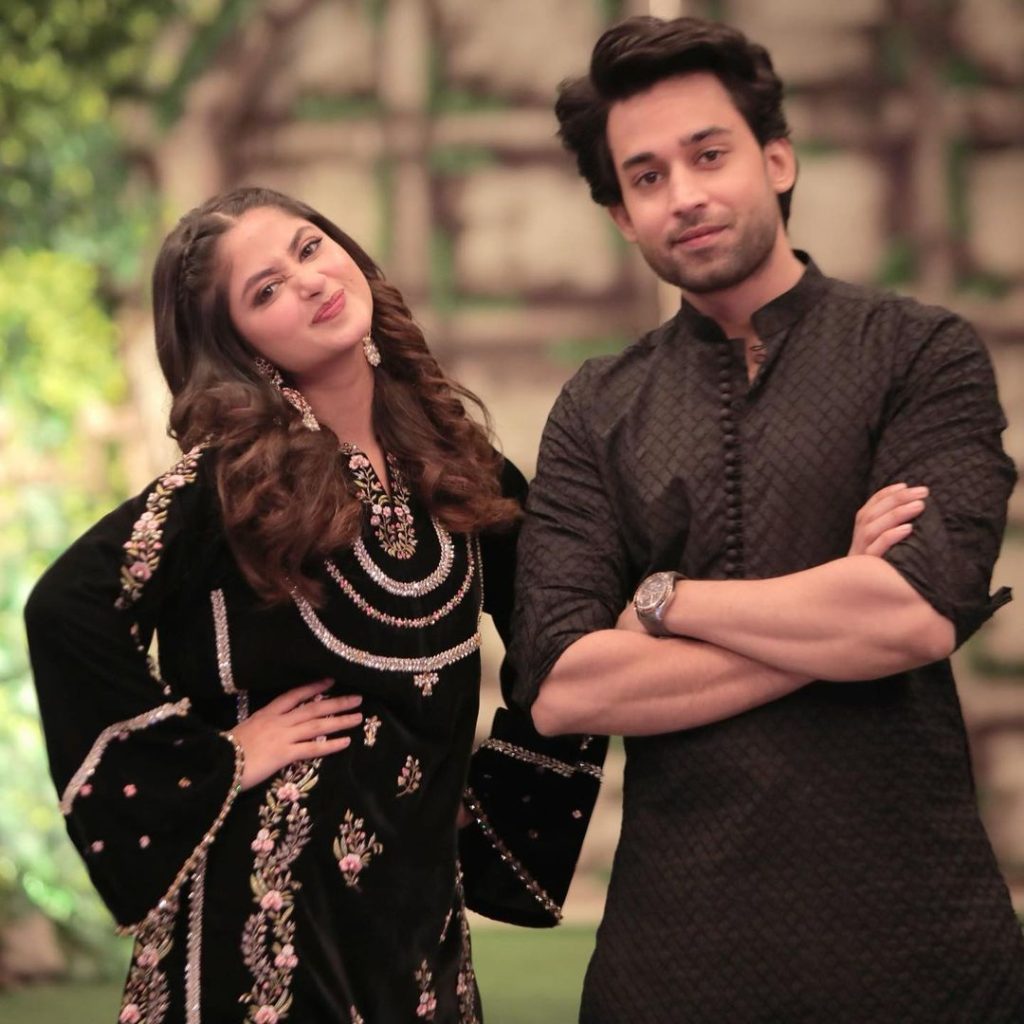 Sajal Aly And Bilal Abbas Khan At The Set Of Jeeto Pakistan | Reviewit.pk