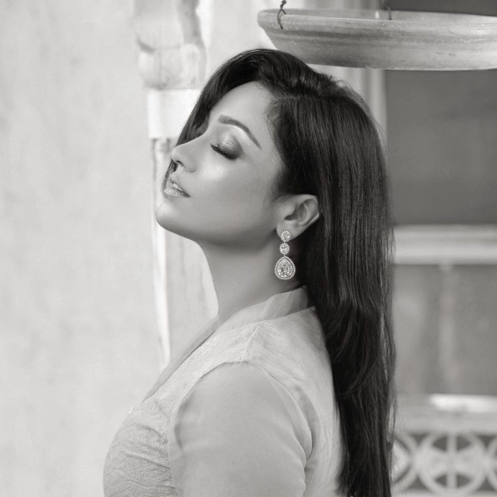 Latest Enchanting Clicks Of Uroosa Siddiqui | Reviewit.pk