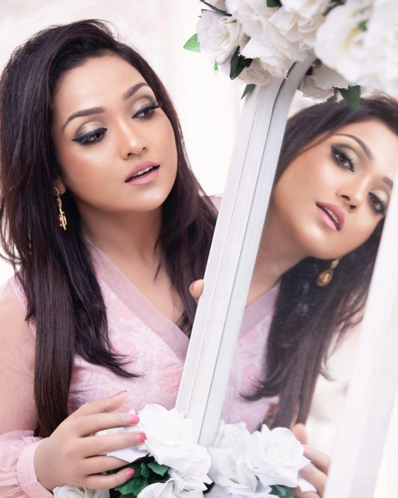 Latest Enchanting Clicks Of Uroosa Siddiqui | Reviewit.pk