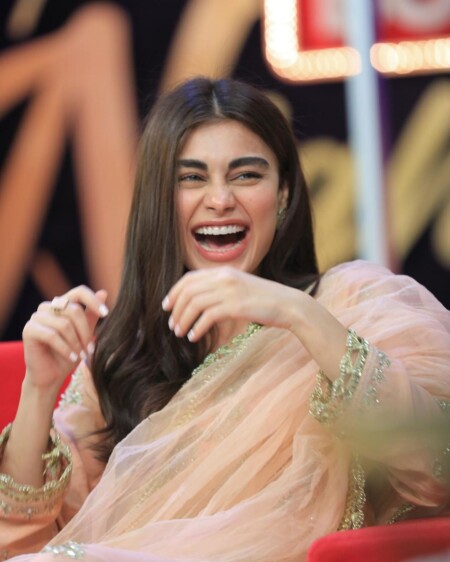 Sadaf Kanwal Shakes Leg With Mother-in-Law Safina Behroz | Reviewit.pk