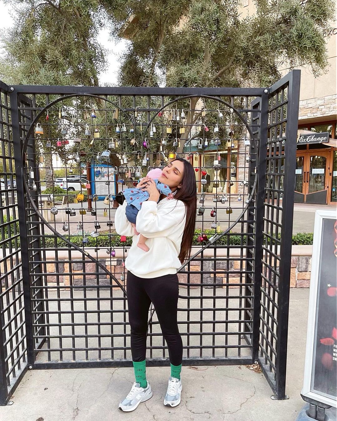 Adorable Pictures Of Sadia Ghaffar With Daughter | Reviewit.pk