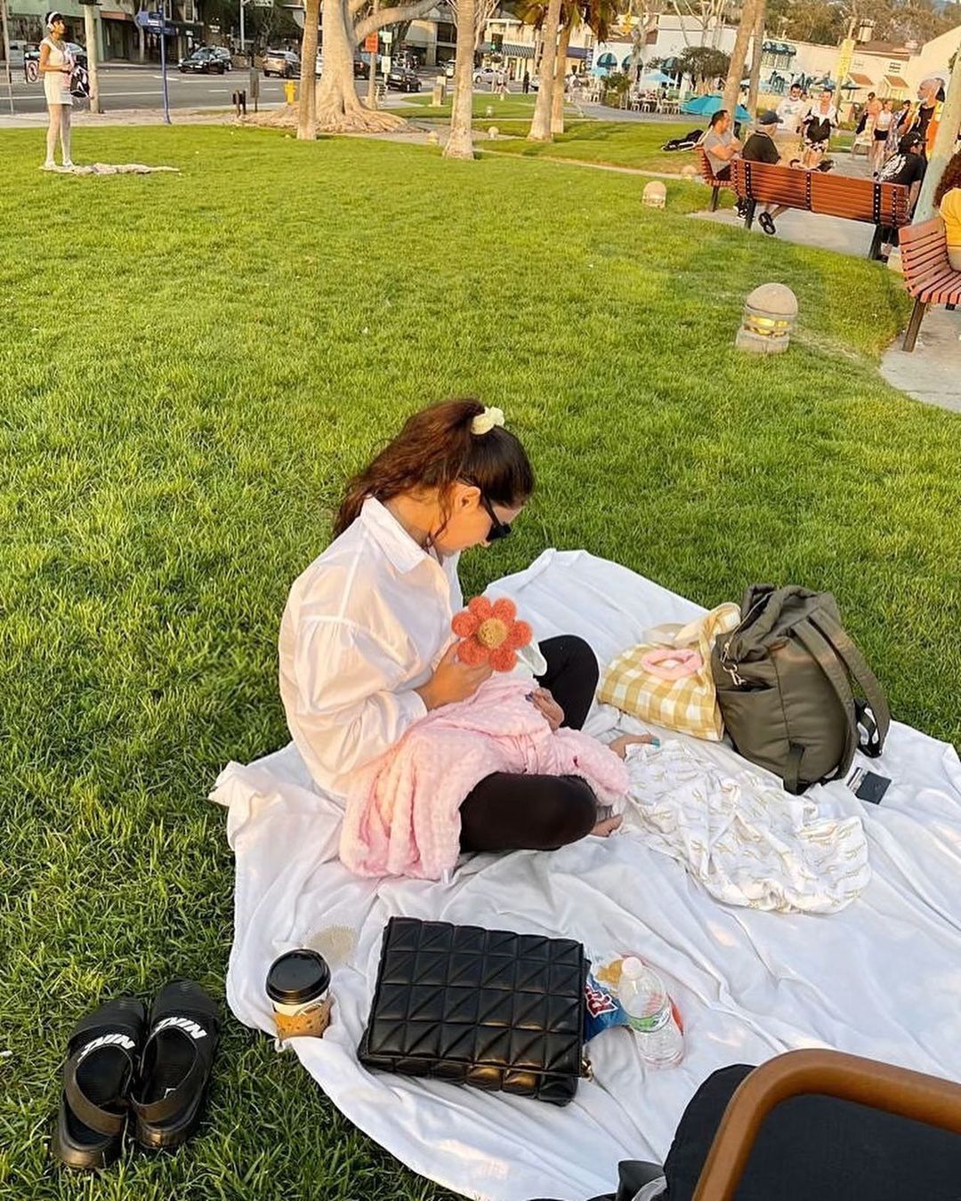 Adorable Pictures Of Sadia Ghaffar With Daughter | Reviewit.pk