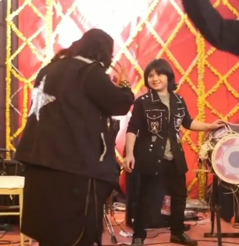 Arif Lohar's Son Mesmerizes Crowd With Power-packed Performance ...