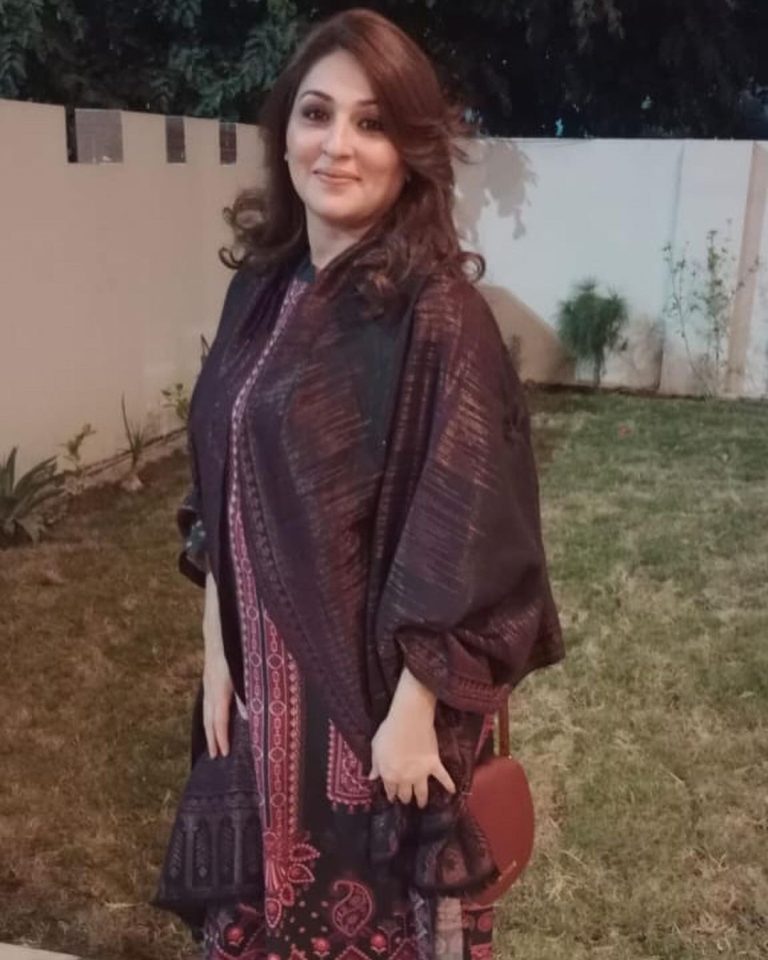 Qurat Ul Ain Iqrar Shares Adorable Family Pictures | Reviewit.pk