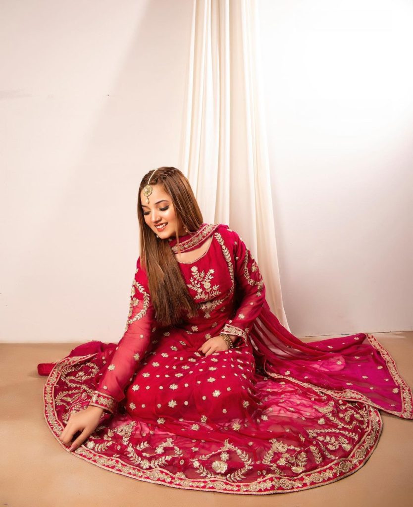 TikToker Rabeeca Khan's Latest Dazzling Pictures | Reviewit.pk