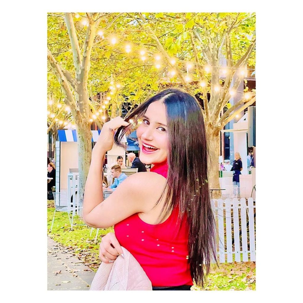 Saniya Shamshad's Latest Dazzling Pictures | Reviewit.pk