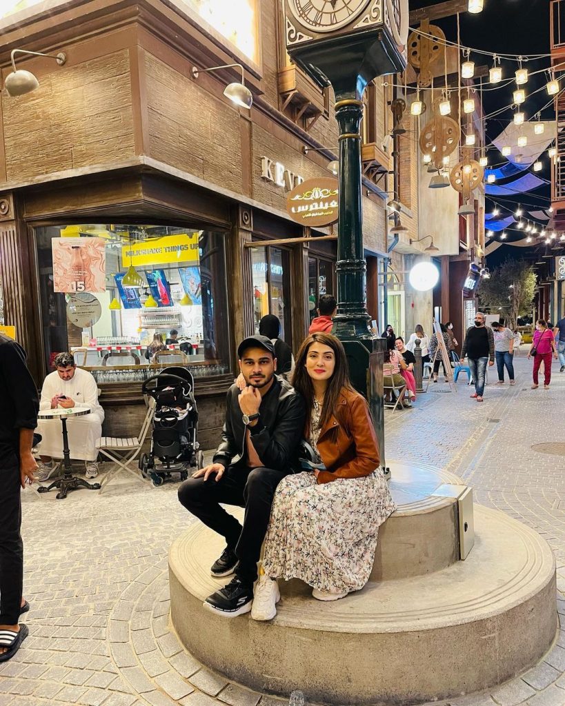 Latest Pictures Of Alizeh Tahir With Family From Dubai | Reviewit.pk