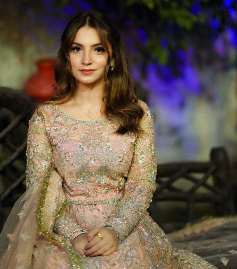 Breath-taking Latest Pictures Of Dananeer Mobeen | Reviewit.pk