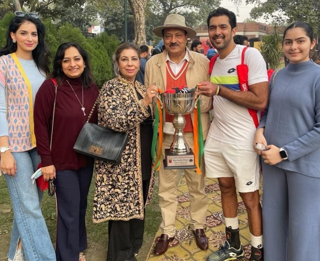 Aisam Ul Haq Qureshi Shares Adorable Pictures with Wife | Reviewit.pk