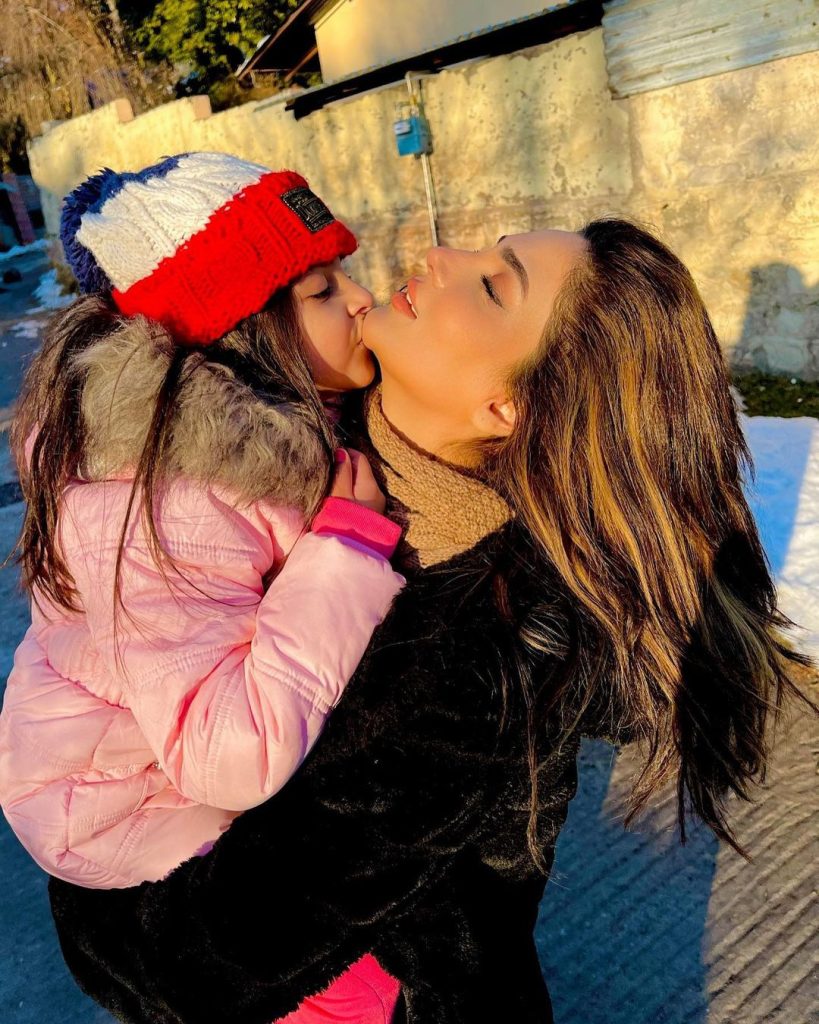 Fiza Ali Shares Pictures With Daughter From Murree | Reviewit.pk