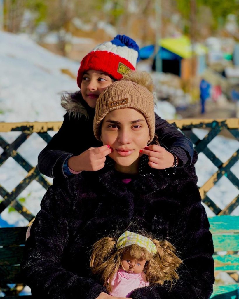 Fiza Ali Shares Pictures With Daughter From Murree | Reviewit.pk