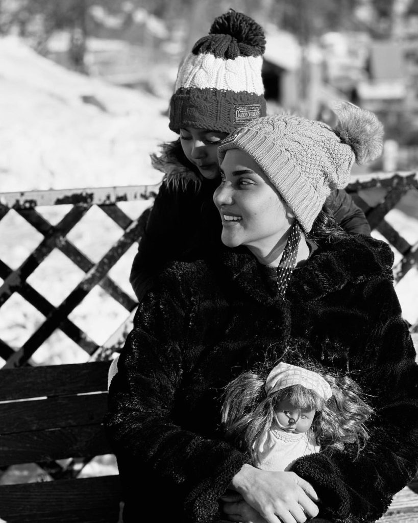 Fiza Ali Shares Pictures With Daughter From Murree | Reviewit.pk