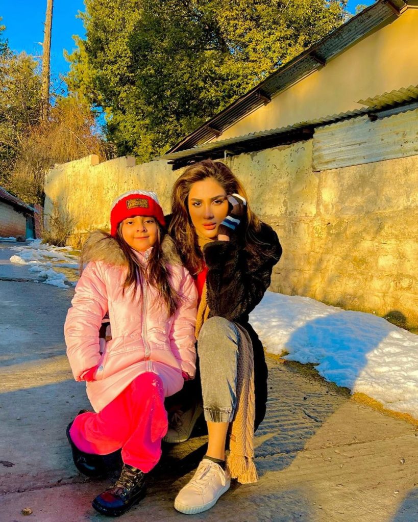 Fiza Ali Shares Pictures With Daughter From Murree | Reviewit.pk