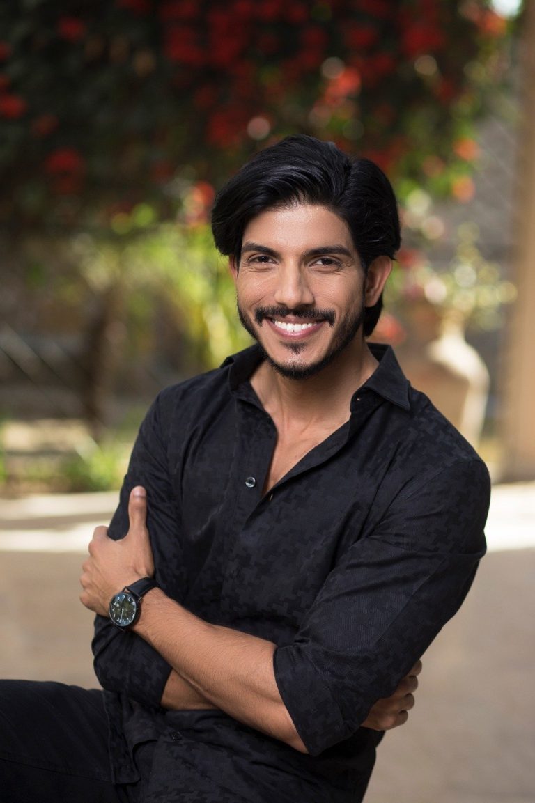 Mohsin Abbas Shares A Fan Moment With Shahrukh Khan | Reviewit.pk