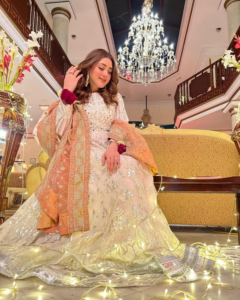 Actress Momina Iqbal's Latest Alluring Clicks | Reviewit.pk