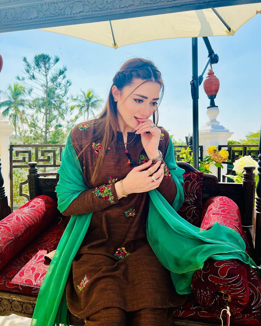 Actress Momina Iqbal's Latest Alluring Clicks | Reviewit.pk