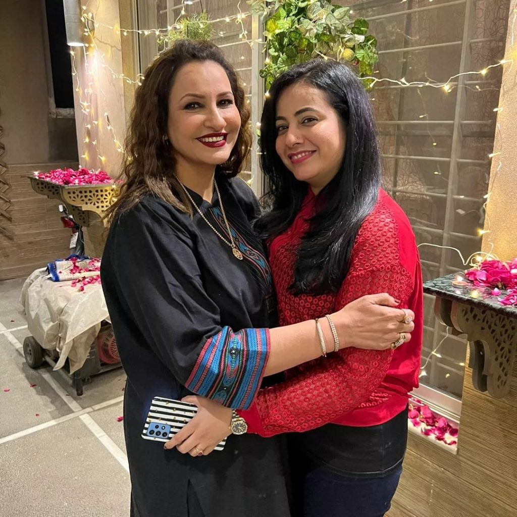 Actress Saba Faisal's Birthday Celebration | Reviewit.pk