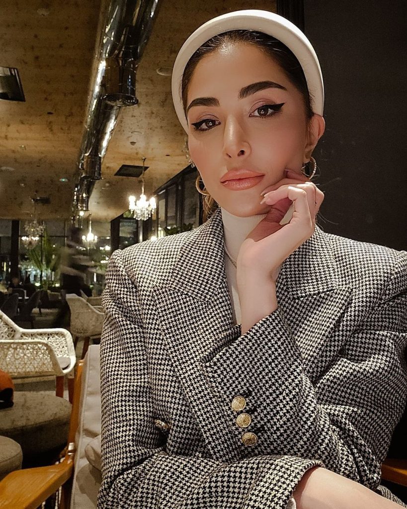 Sabeeka Imam Beautiful Pictures From Her Dubai Trip | Reviewit.pk