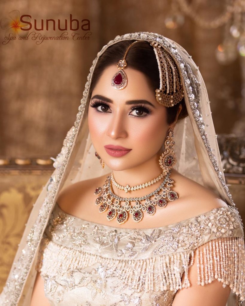 Sabeena Farooq Stuns In Her Latest Bridal Shoot | Reviewit.pk
