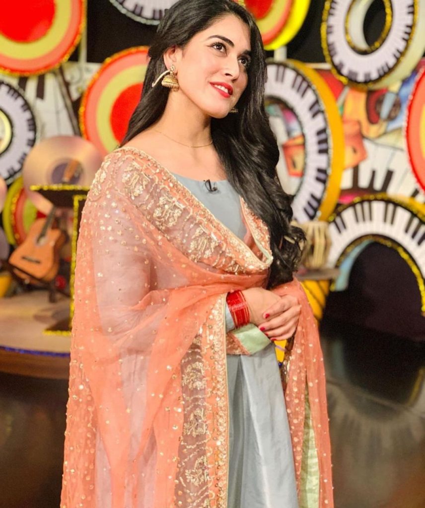 Mazaaqraat Host Hibba Waqar Got Nikkahfied | Reviewit.pk