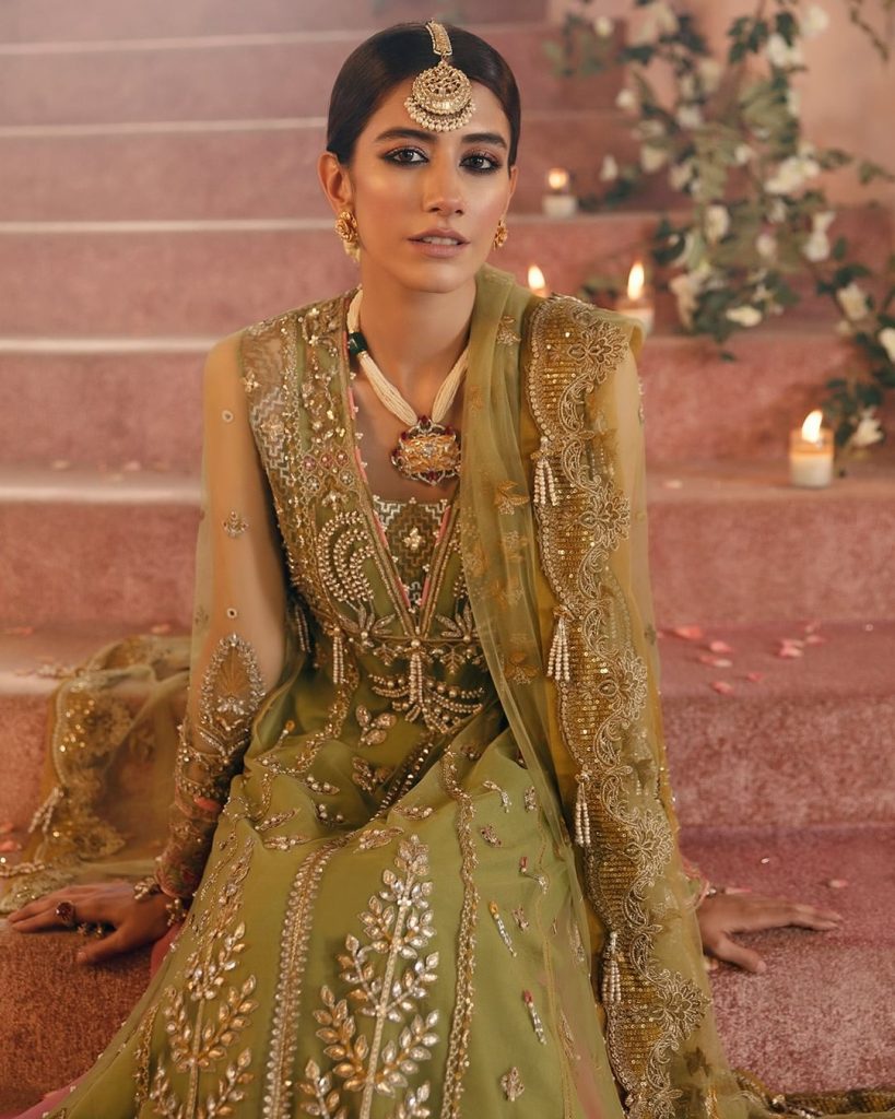 Syra Yousuf Is The Epitome Of Grace In Zaha | Reviewit.pk
