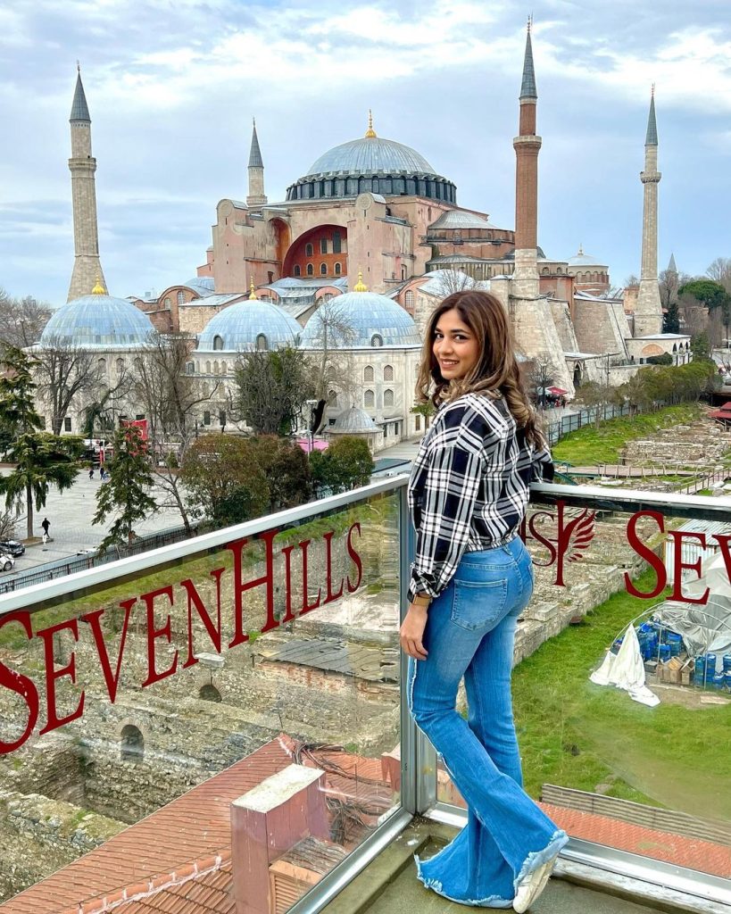 Amna Jung's Latest Dazzling Pictures From Turkey | Reviewit.pk