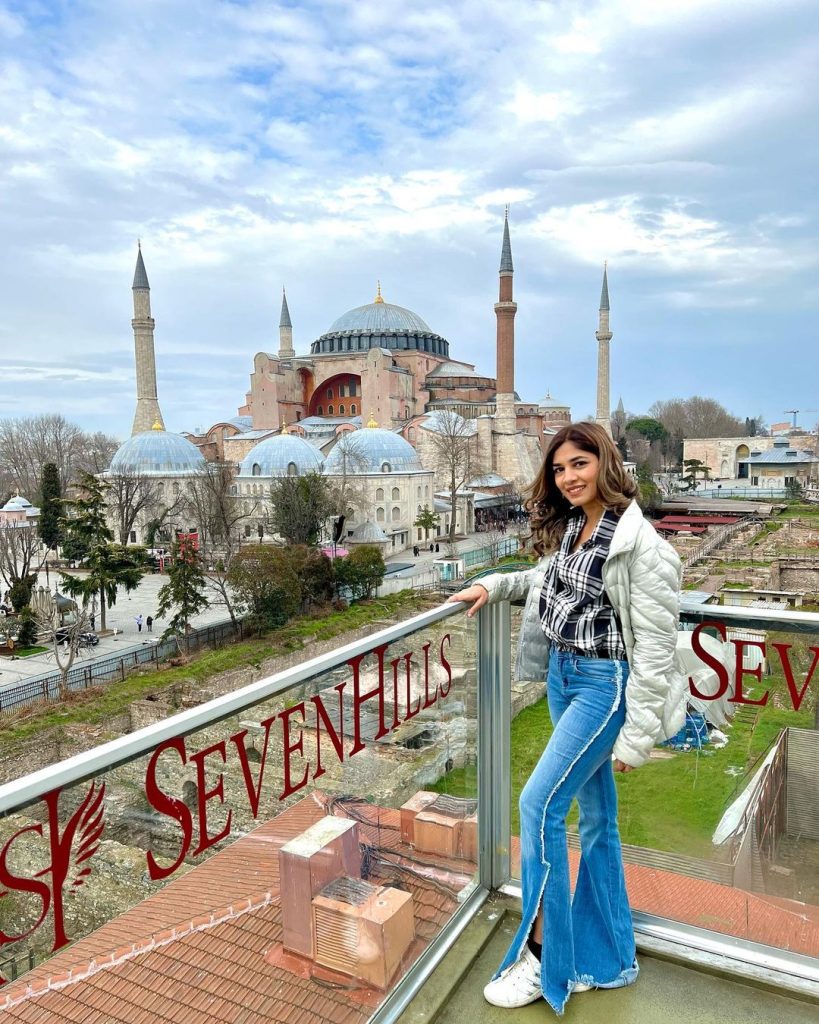 Amna Jung's Latest Dazzling Pictures From Turkey | Reviewit.pk